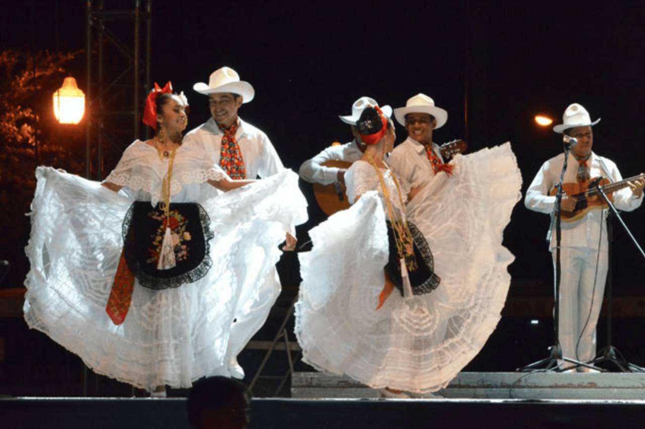 Ballet Folklórico de la Universidad Veracruzana y Tlen Huicani - Raíces ...